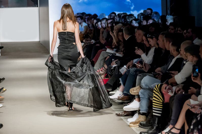 Modelos en desfile de moda foto de archivo editorial. Imagen de moderno ...