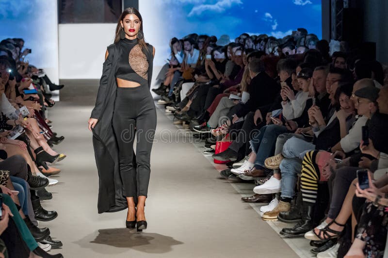 Modelos en desfile de moda foto de archivo editorial. Imagen de moderno ...