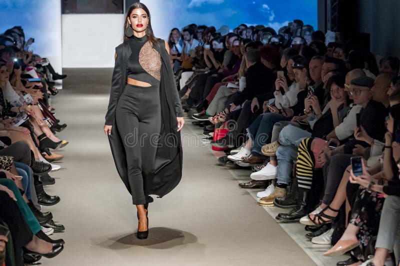 Modelos en desfile de moda fotografía editorial. Imagen de costura ...