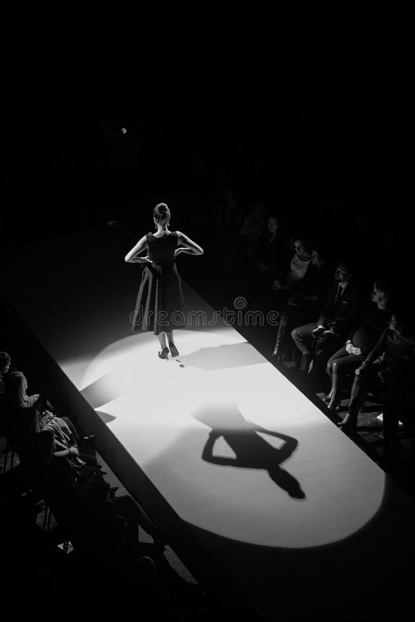 Modelos Na Passarela Durante O Desfile De Moda Fotografia Editorial ...