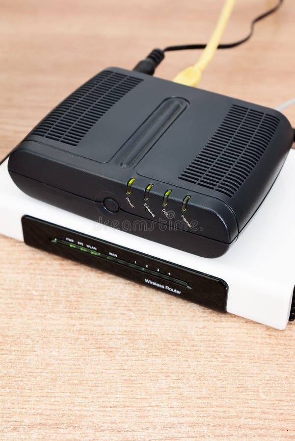 Modem Do Dsl Com Router E Cabos Foto de Stock - Imagem de funcionamento ...