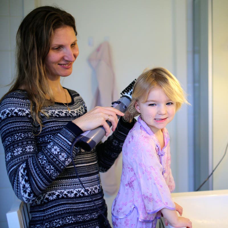 Lycklig Moder Och Dotter Som Utomhus Kramar Arkivfoto Bild Av Mamma