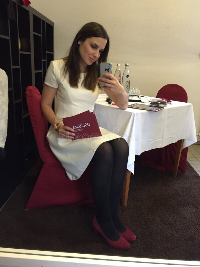 Moderatorin Julia Bauer fotografia editorial. Imagem de apresentador ...