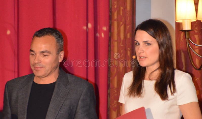 Moderatorin Julia Bauer foto de archivo editorial. Imagen de bauer ...