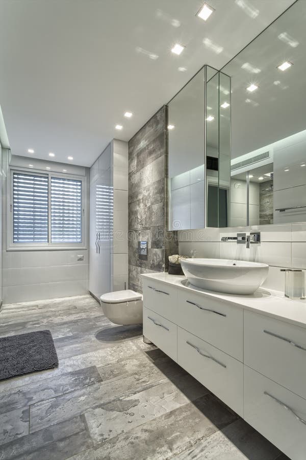 Badrum Med Den Wood Effektduschen Fotografering för Bildbyråer - Bild ...