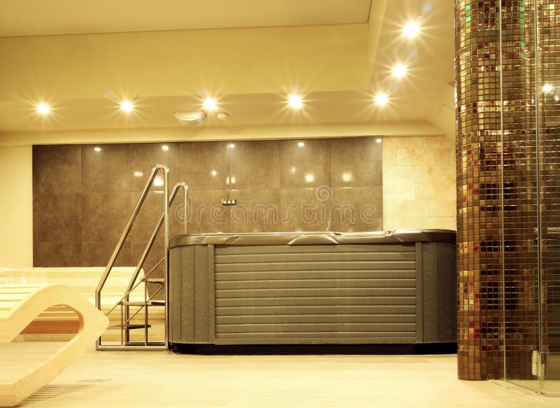 Bubbelpool Och Trappa I Rymligt Vitt Badrum Arkivfoto - Bild av toalett ...