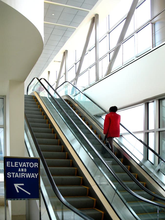 Rulltrappa I Modern Station För Stockholm Tunnelbanadrev Arkivfoto ...