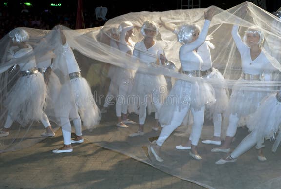 Modern carnival dance editorial photography. Image of attraction - 25721992