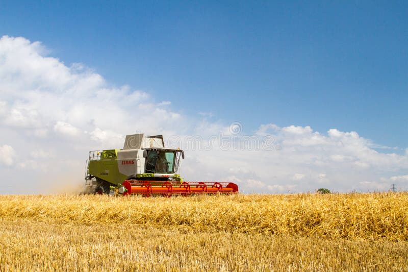 Modern Class Combine Harvester Cutting Crops Editorial Image - Image of ...