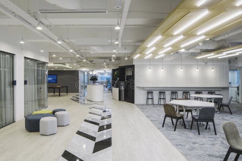 Modern Co Working Creative Office Workplaces in Co Working Center with ...