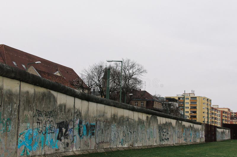 Modern Day Berlin Wall editorial image. Image of memorial - 35950335