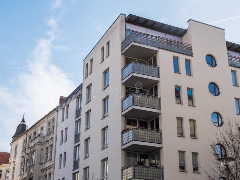 Moderne Stedelijke Rijtjeshuizen in Schaduwen Van Grijs Stock Foto ...