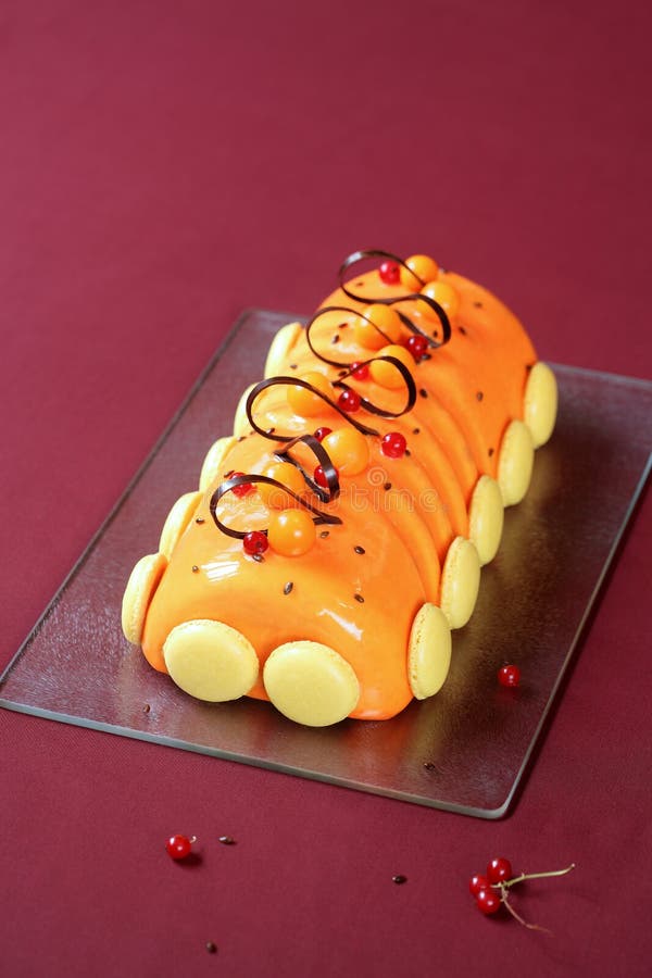 Modern jul Yule Log Cake arkivfoto. Bild av kompott, färgrikt - 79578024