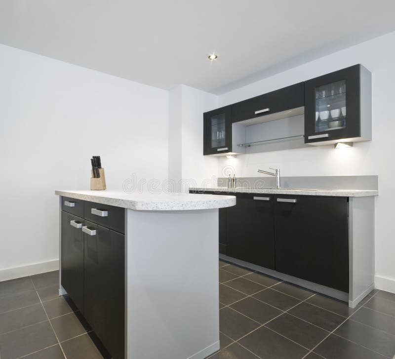 Moderne Keuken Met Eettafel Stock Afbeelding - Image of diner, bloem ...