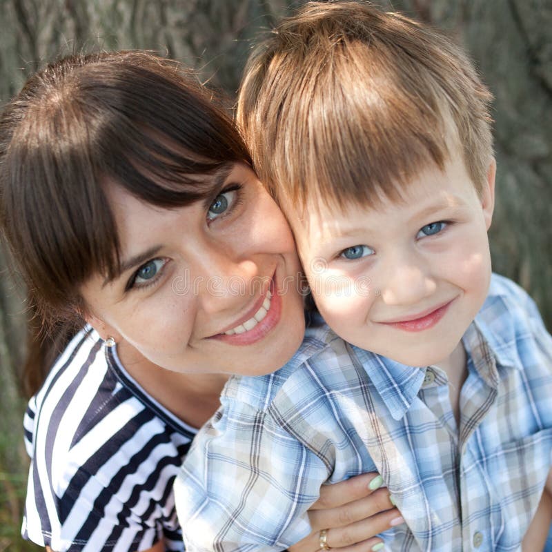 Barn kramar pappa arkivfoto. Bild av meningar, pappa - 32880008