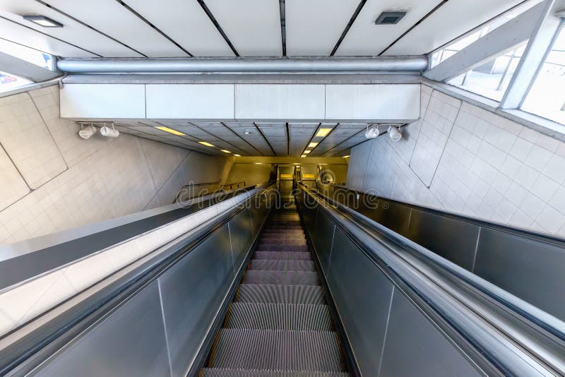 Modern rulltrappa arkivfoto. Bild av arkitektur, tunnelbana - 88189522