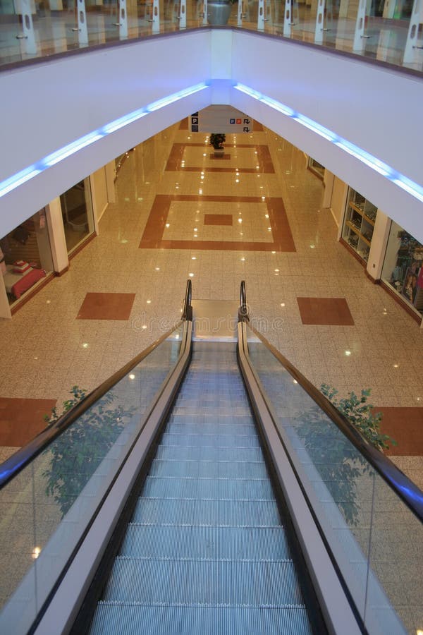 Modern rulltrappa fotografering för bildbyråer. Bild av stad - 150678835