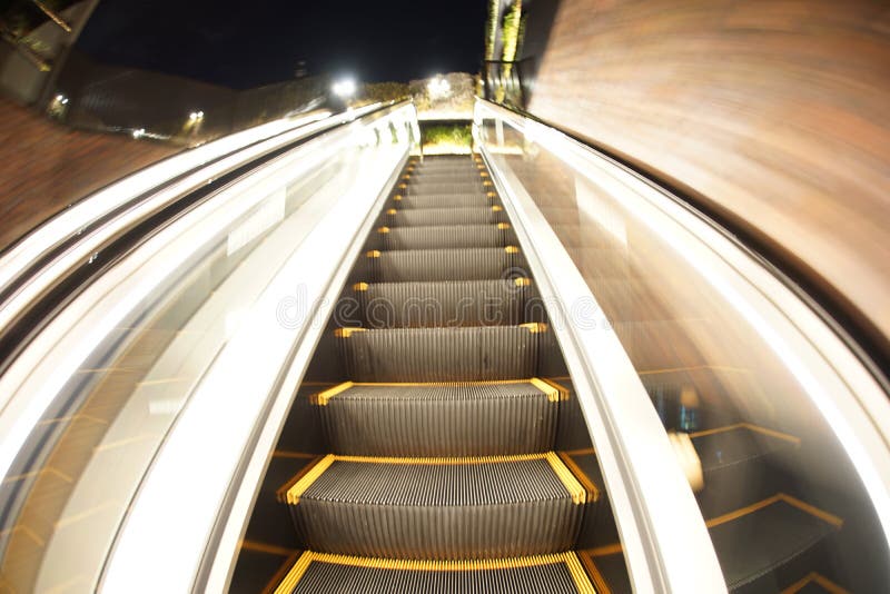 Modern rulltrappa arkivfoto. Bild av stigning, lättheter - 150678610