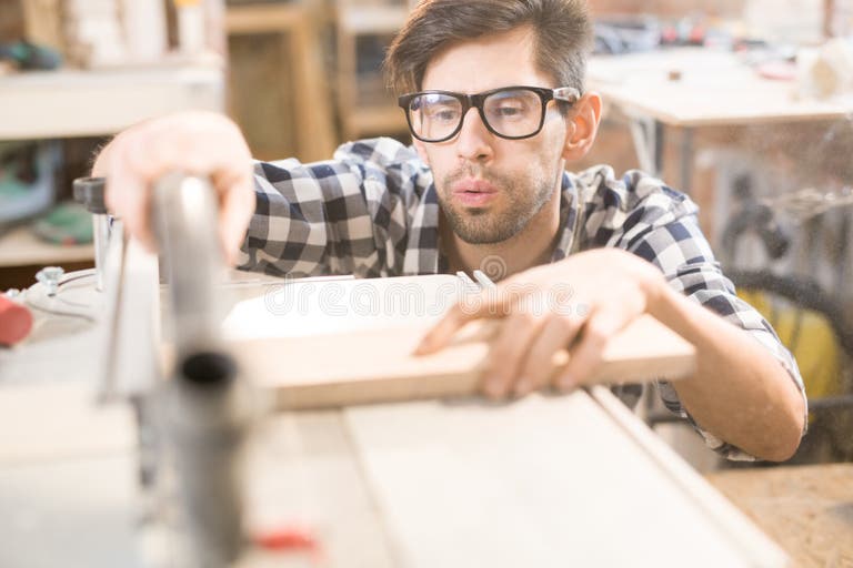 Modern Snickare Working Med Maskiner Arkivfoto - Bild av stiligt ...