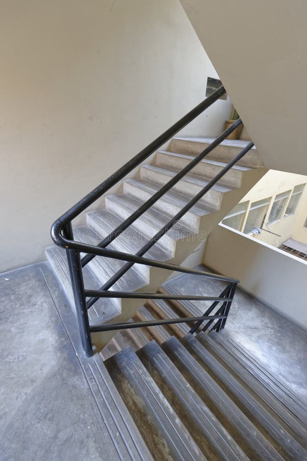 Modern trappenhuis stock foto. Image of gebouw, garage - 48757084