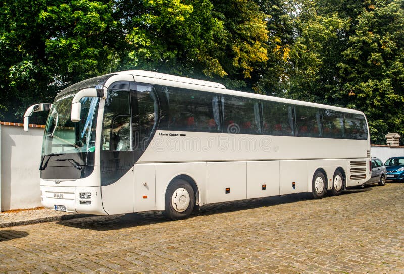 Modern turist- buss redaktionell arkivbild. Bild av effektivt - 78018317