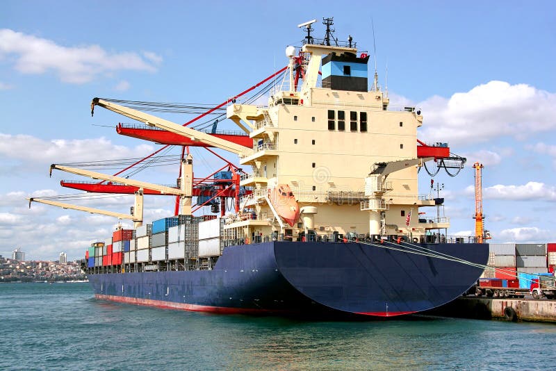 Modern vrachtschip stock afbeelding. Image of optillen - 9988647