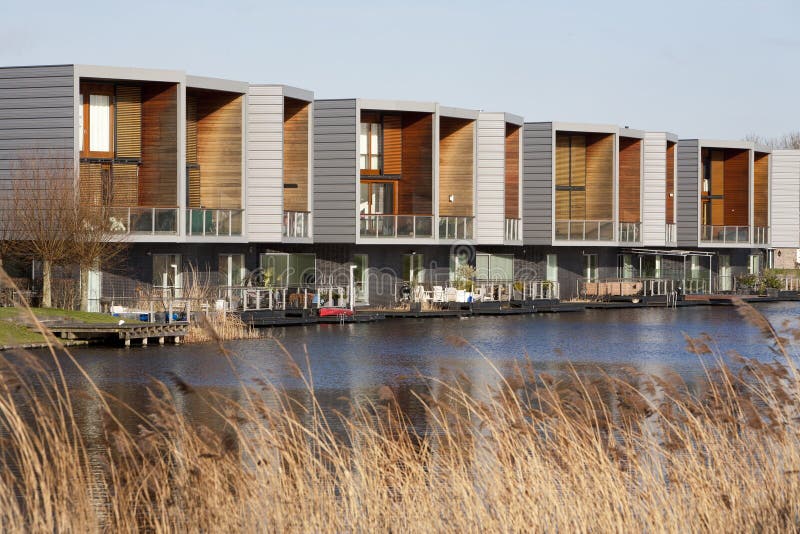 Moderna hus fotografering för bildbyråer. Bild av utveckling - 37805137