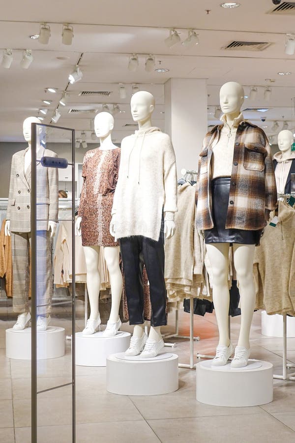 Moderna Marca De Moda Interior De La Tienda De Ropa Dentro Del Centro ...