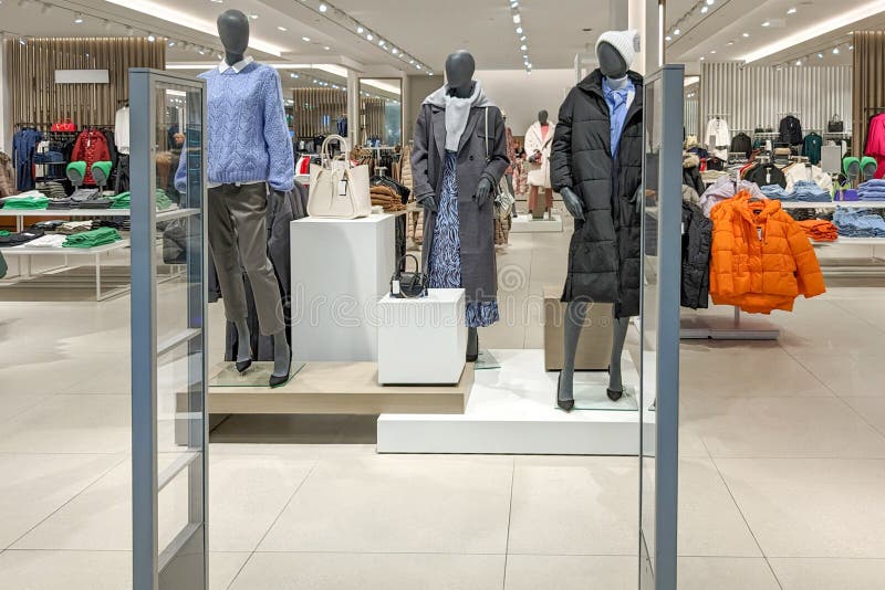 Moderna Marca De Moda Interior Tienda De Ropa Dentro Del Centro ...