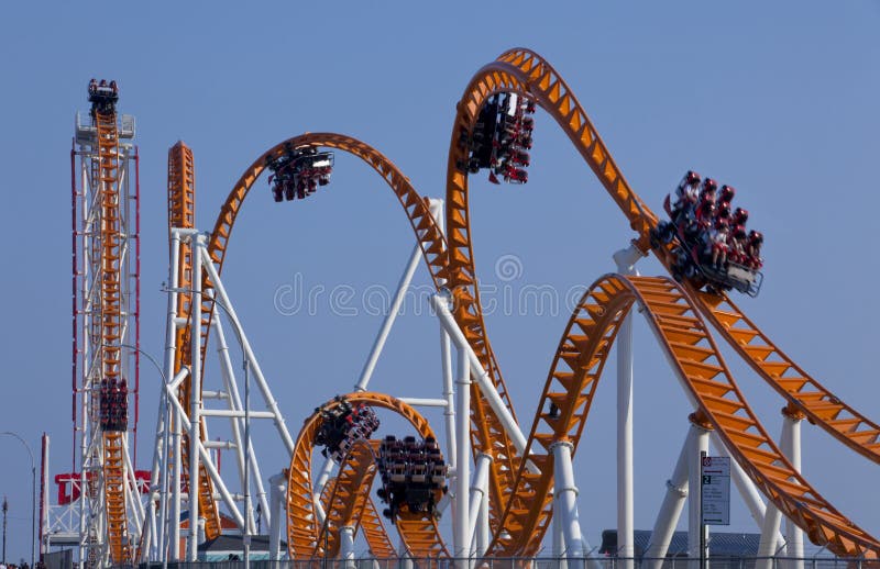 Achterbahn-Torsion stockfoto. Bild von rolle, erholung - 15004298