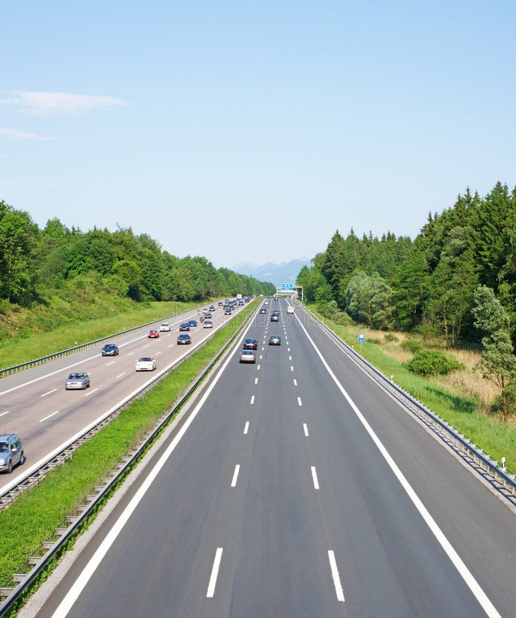 Moderne Autobahn stockbild. Bild von abstand, bewaldet - 19848569