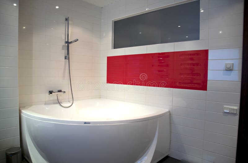 Moderne Badkamers Met Groot Bad En Venster Stock Foto - Image of ronde ...