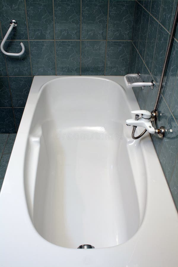 Badkuip stock afbeelding. Image of begrip, groen, eigentijds - 5865455