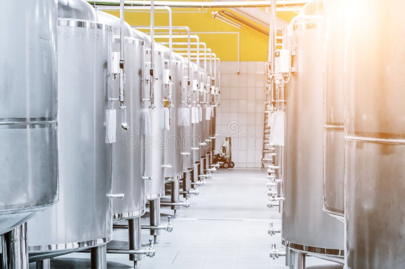 Moderne Bierfabriek Kleine Staaltanks Voor Gisting Van Bier Stock Foto ...