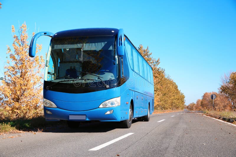 Moderne blauwe bus op weg stock foto. Image of auto - 130298662