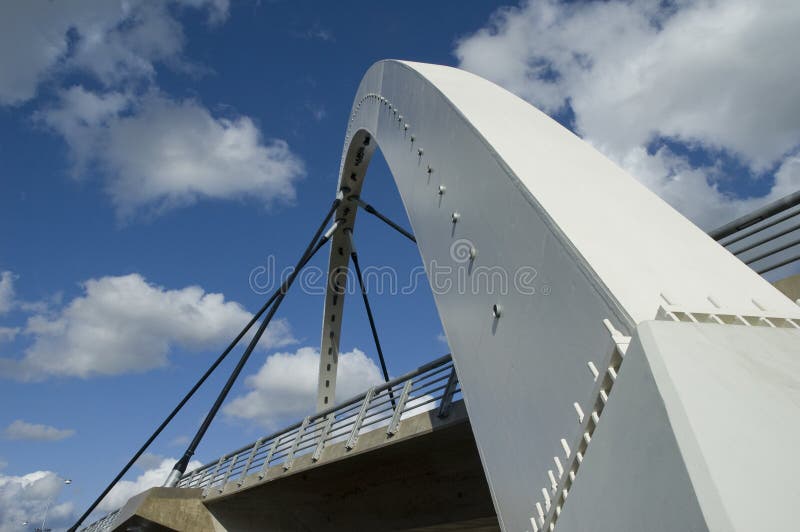 Moderne boogbrug stock afbeelding. Image of aantrekkelijkheid - 10706503