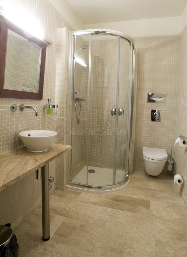 Moderne Dusche Und Toilette Stockbild - Bild von wanne, architektur ...