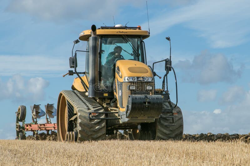 Moderne Eiser-tractor Die Engels Gewassengebied Cultiveren Stock Foto ...