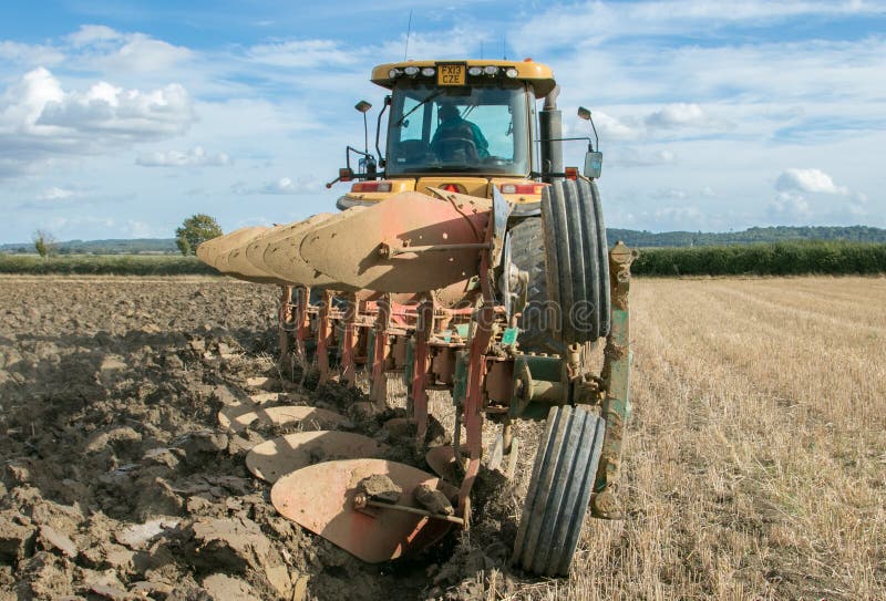 Moderne Eiser-tractor Die Engels Gewassengebied Ploegen Redactionele ...
