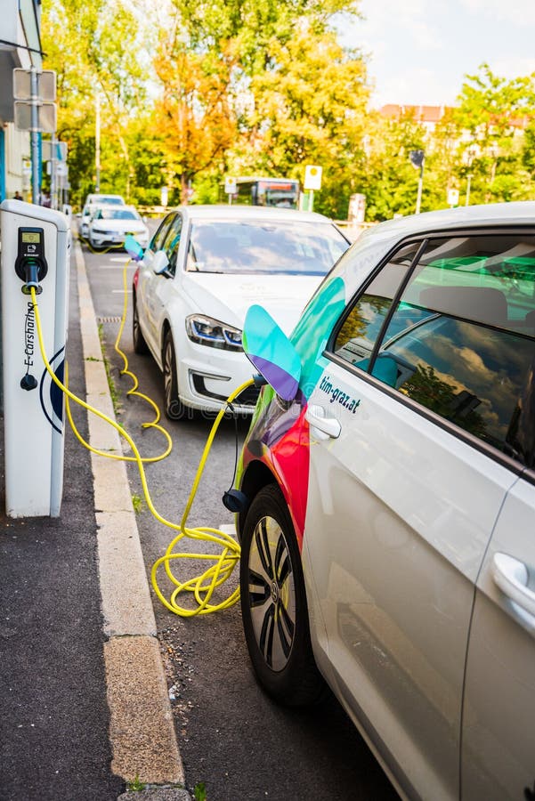 Moderne Elektrische Auto S Ev Auto Aangesloten Op Laadstation In De