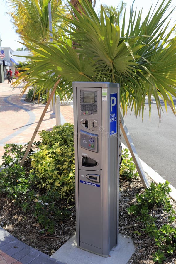 Eine elektronische Parkuhr redaktionelles stockfoto. Bild von bahnhof ...