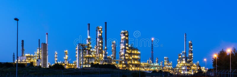 Moderne fabriek bij nacht stock afbeelding. Image of onderneming - 32617845