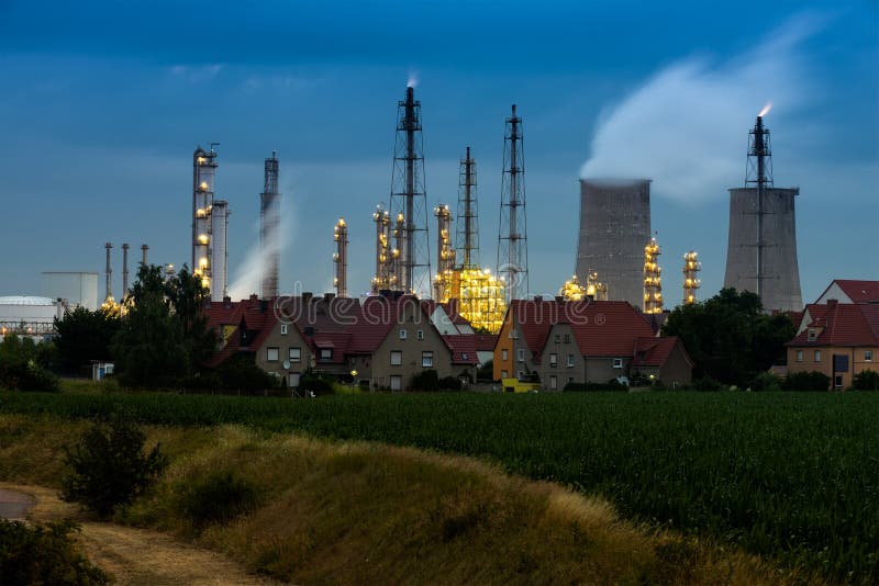 Moderne fabriek bij nacht stock foto. Image of huis, chemie - 32623418