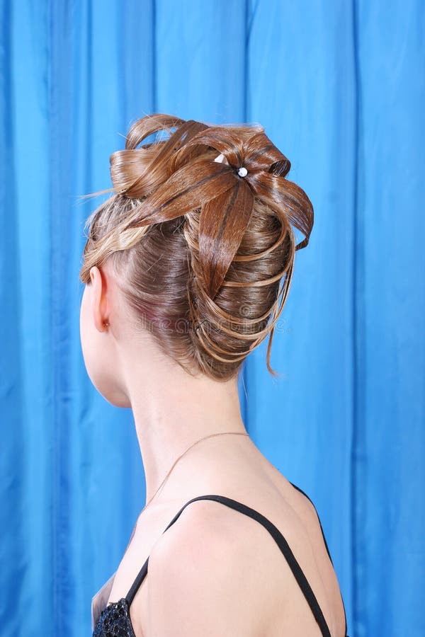 Moderne Frisur stockfoto. Bild von mädchen, menschlich - 2145292