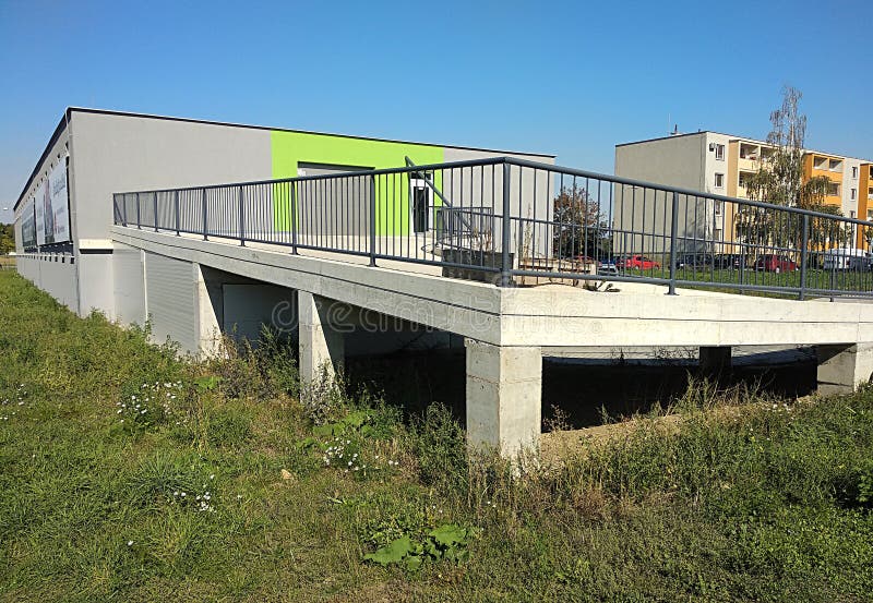 Moderne Garage und Parken stockfoto. Bild von erzeugnis - 131329078