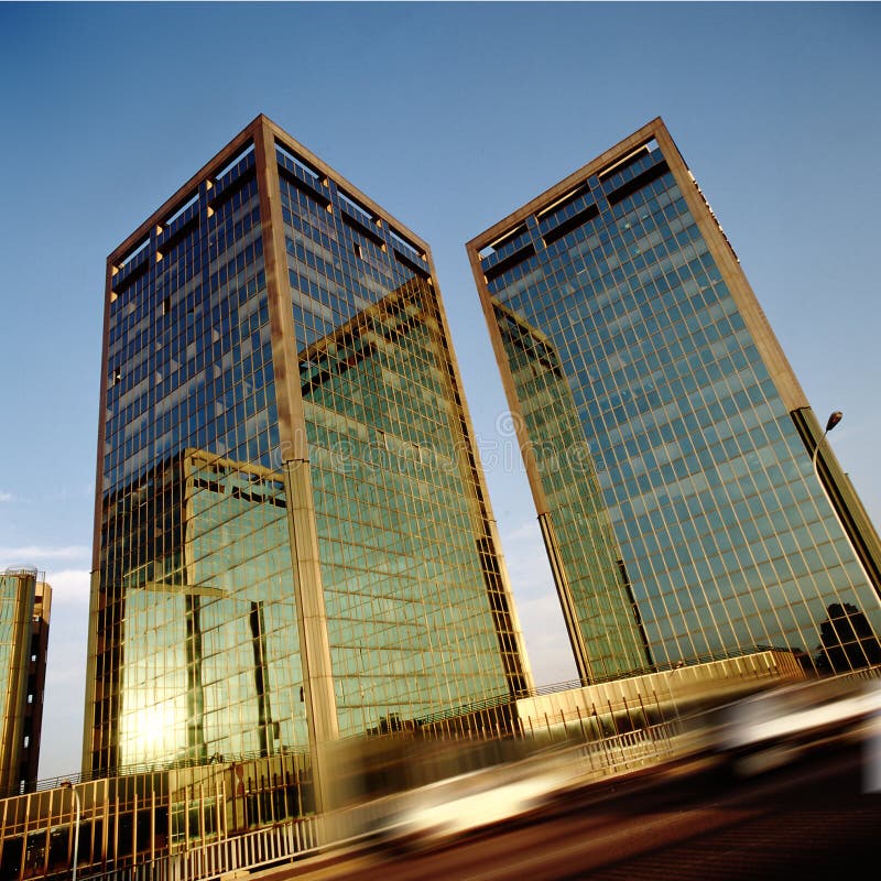 Moderne gebouwen stock foto. Image of financiën, straat - 369458