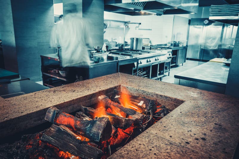 Chef-koks In Het Restaurantkeuken Van Het Luxehotel Het Koken, Stock ...