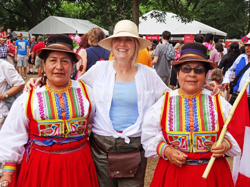 Moderne Kleding Tegenover Traditionele Kleding Redactionele Fotografie ...