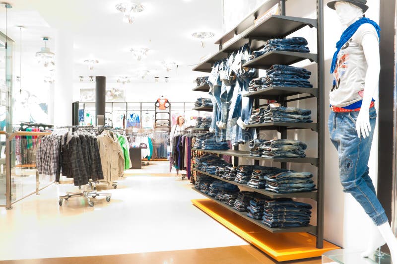 Moderne kledingwinkel stock foto. Image of winkel, binnen - 15032990
