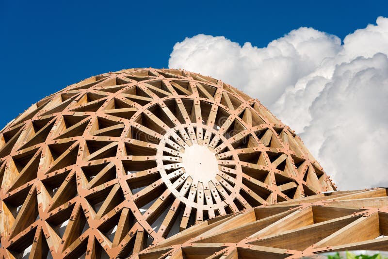 Moderne Koepels Van IJzer En Hout Stock Foto - Image of gelijmd ...